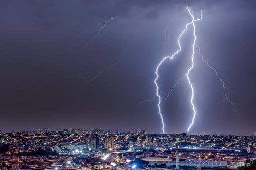 ¿Cómo protegerse de los rayos durante las tormentas eléctricas?